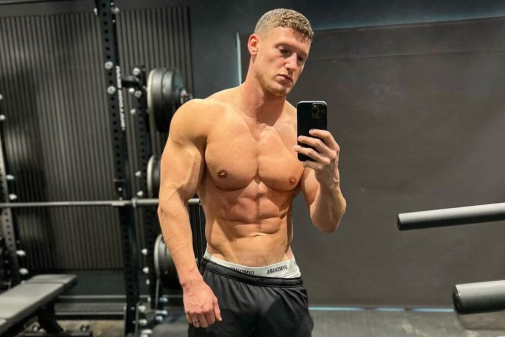 Check Out Chris Hemsworth’s Upper Body Burner Workout - Men's Health ...